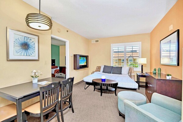 Apartment W Hot Tub, Pool - Near Universal Studios! - Disaster!, Orlando