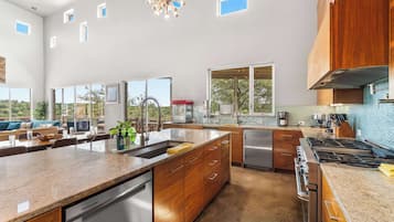 Casa (Multiple Bedrooms) | Parte interna