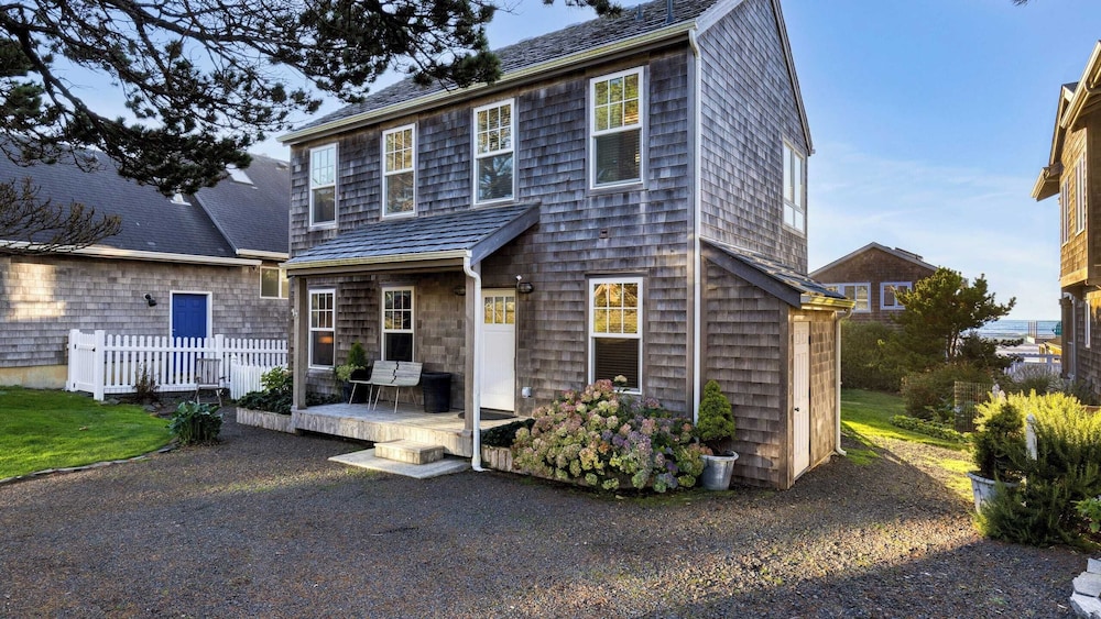 Beachside Retreat W/ Hot Tub, Balcony Dining & Blue-ceiling Charm Sea Curred By Avantstay - Cannon Beach, OR