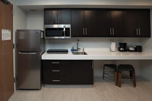 Suite-Estúdio Deluxe | Cozinha privada | Minifrigorífico, um micro-ondas
