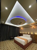 Quarto casal luxo, sacada, vista para a colina | Wi-Fi de cortesia