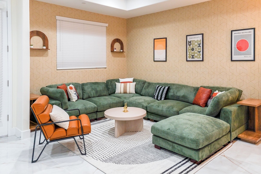 Elegant Modern Disney Villa King Beds Game Room + Ev Charger Sleeps 14 - 紐波特比奇