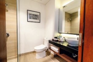 Frigobar, quartos à prova de som, Wi-Fi de cortesia, roupa de cama