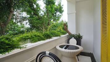 Quarto Duplo Deluxe, varanda, vista para o rio | Cofre no quarto, secretária