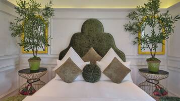 Quarto casal luxo, sacada, vista para o rio | Cofres nos quartos, escrivaninha, espaço de trabalho para notebook