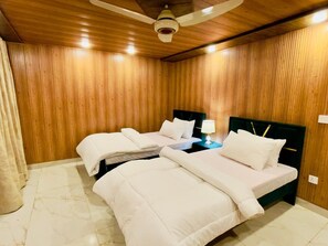 Quarto Duplo ou Twin Deluxe | Cofre no quarto, secretária