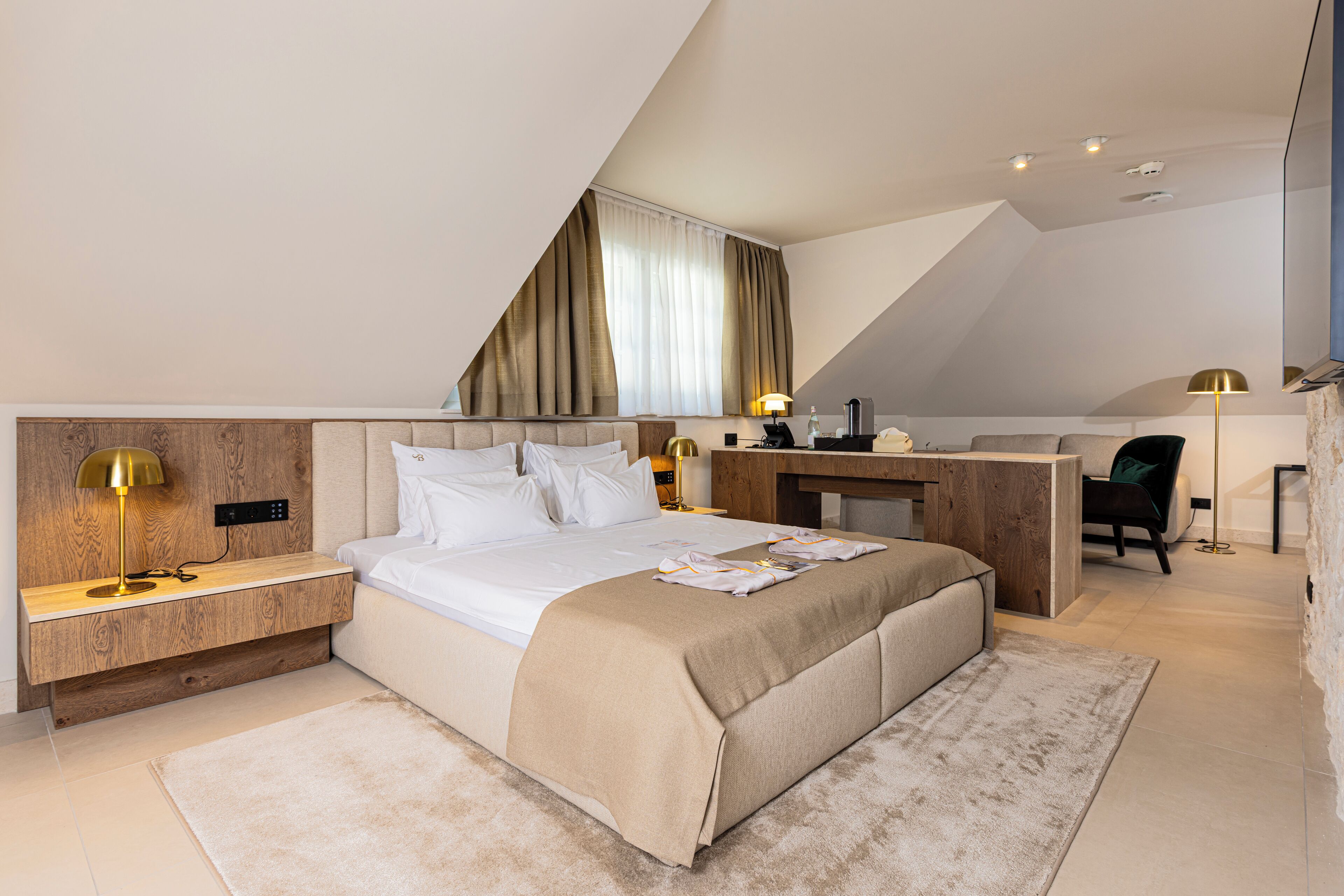 Quarto (Lovcen) | Cofres nos quartos, espaço de trabalho para notebook