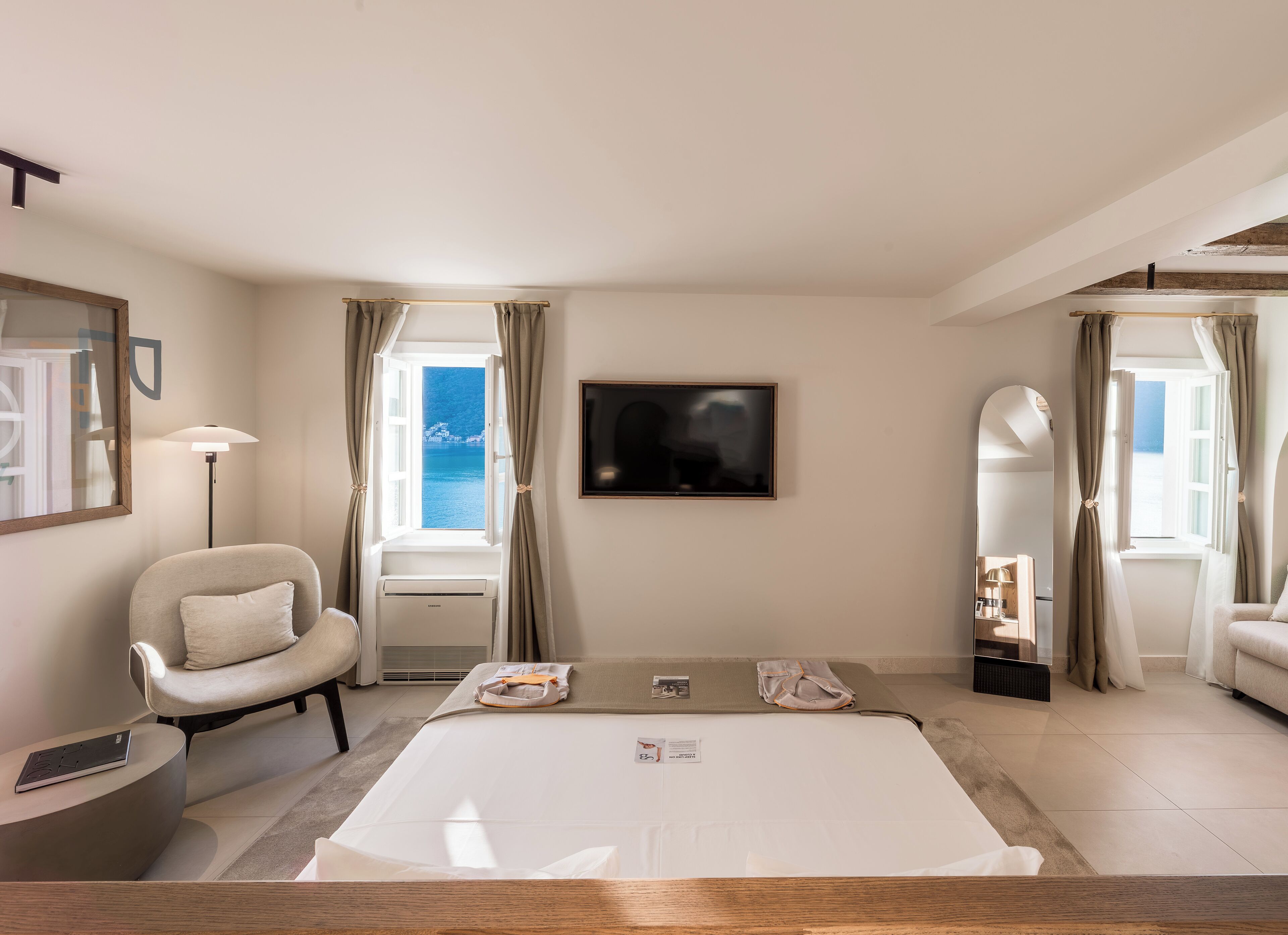 Quarto (Volat) | Cofres nos quartos, espaço de trabalho para notebook