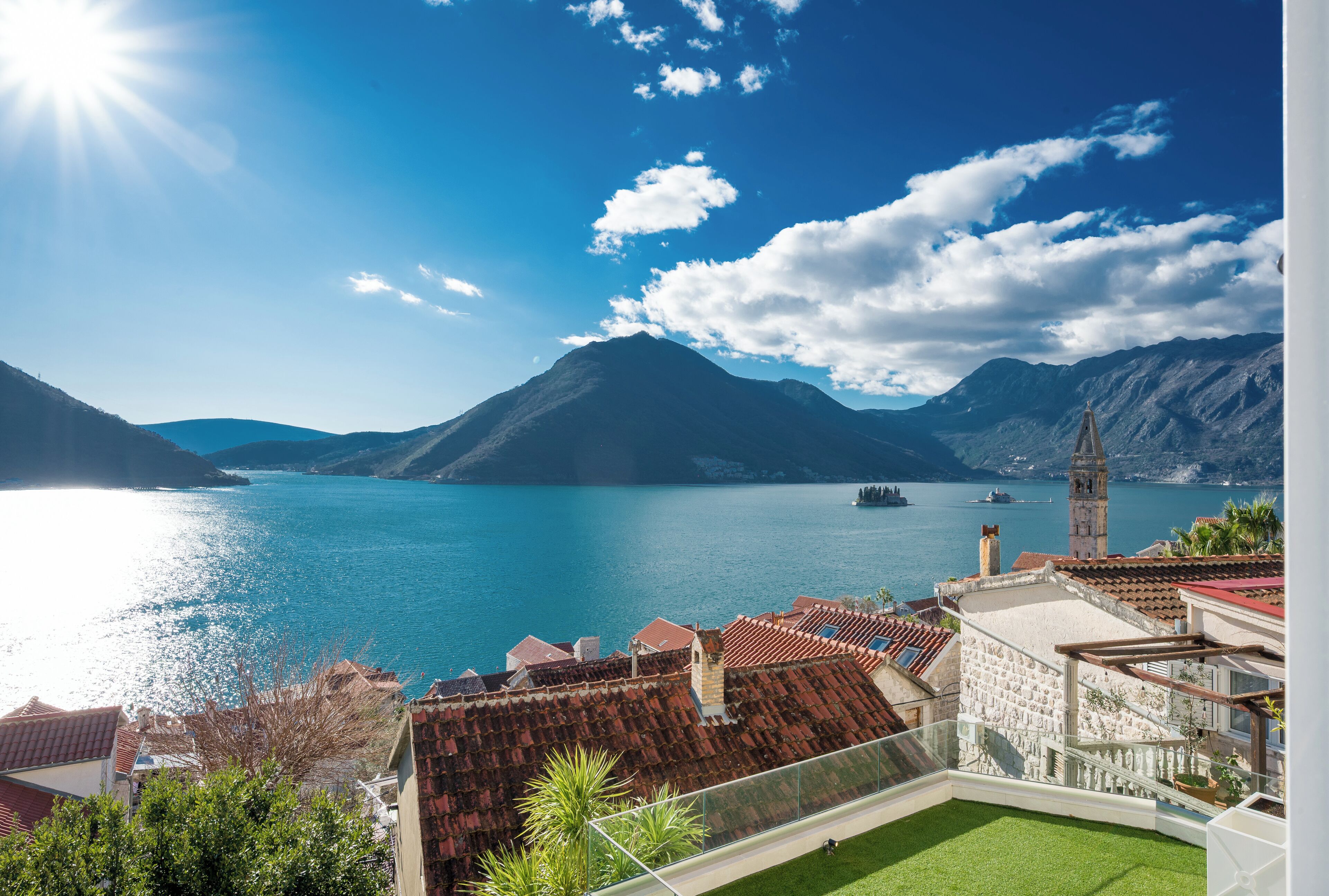 Cofres nos quartos, espaço de trabalho para notebook