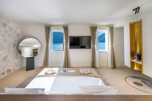 Quarto (Boka) | Cofres nos quartos, espaço de trabalho para notebook