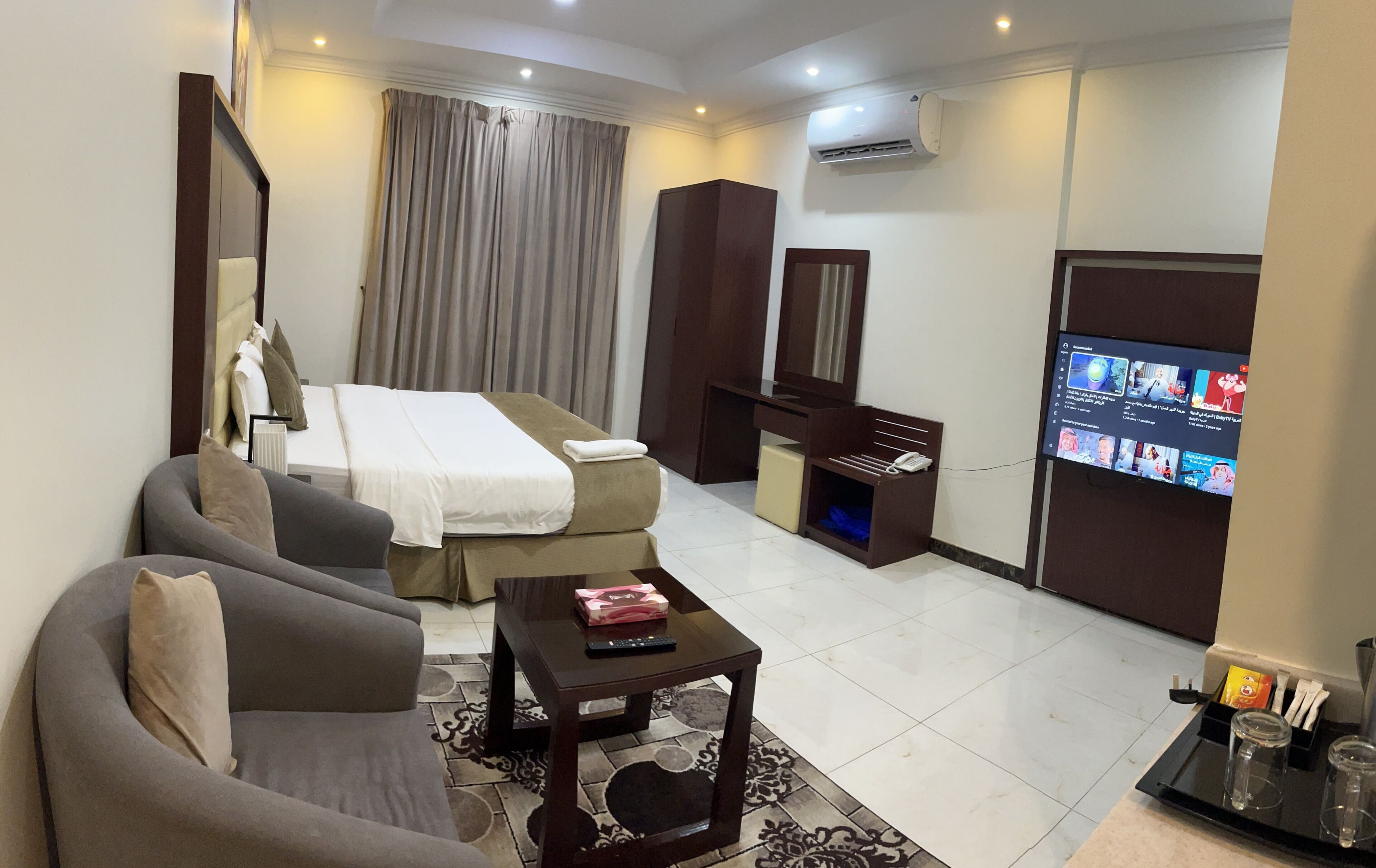 Quarto Duplo Deluxe | Cofre no quarto, secretária adequada para computadores portáteis 