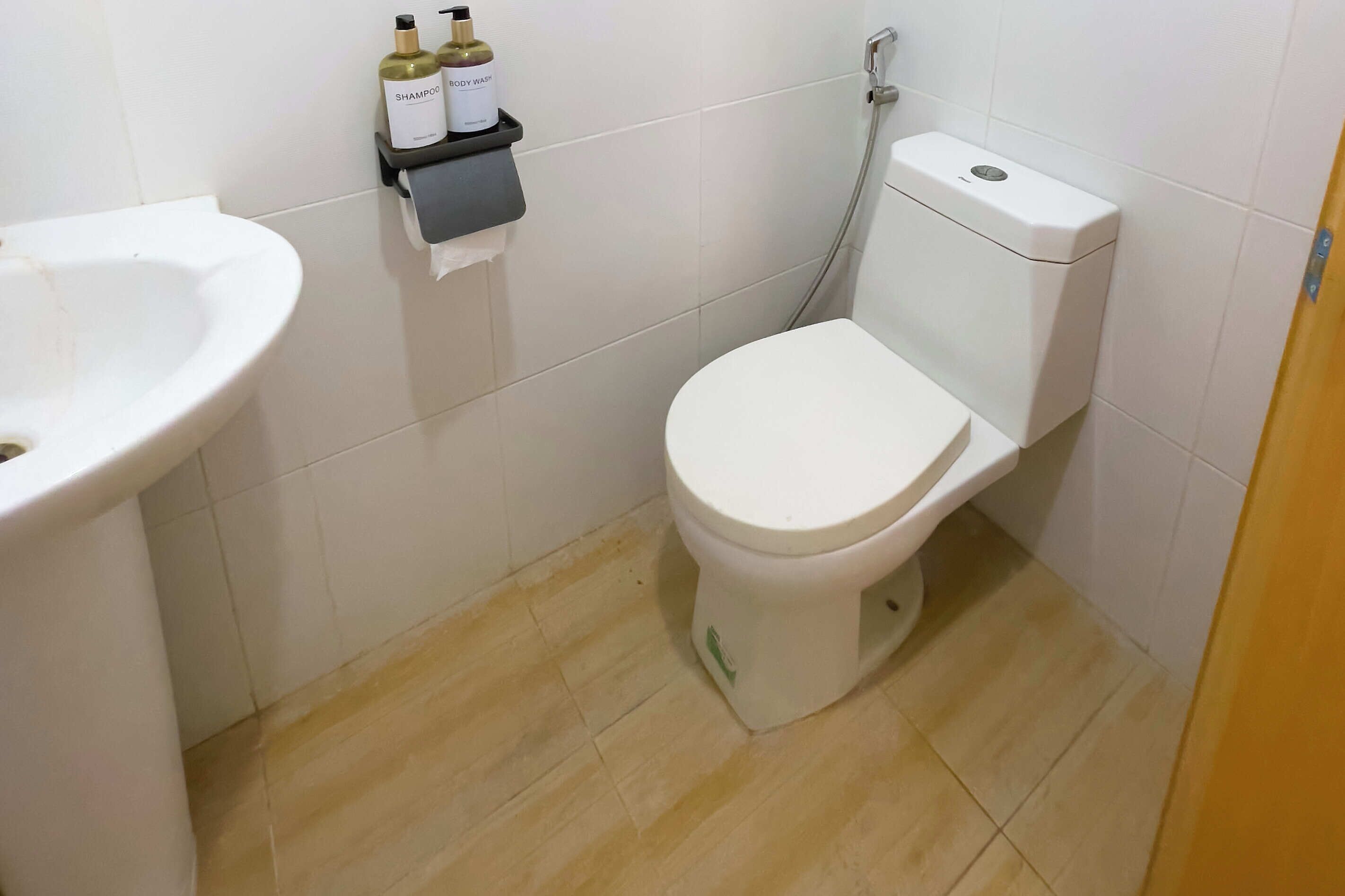 Quarto Twin Deluxe | Casa de banho | Um polibã, um chuveiro fixo, artigos de higiene pessoal grátis 