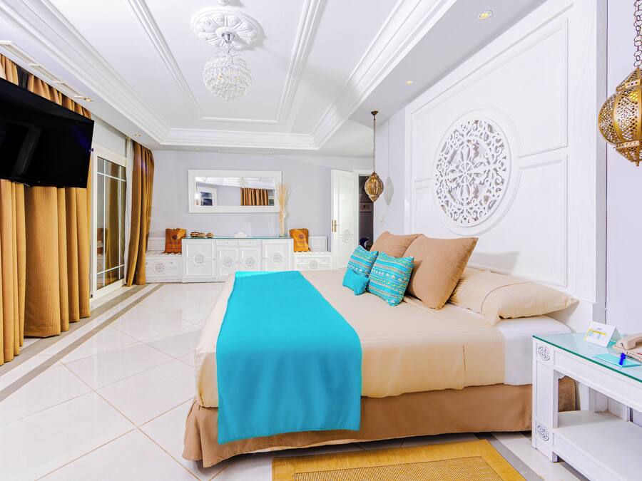 Royal Villa Sea View with Private Pool | Minibar, cofre no quarto, com decoração personalizada