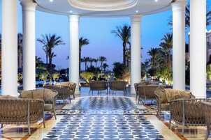 5 bares/lounges 