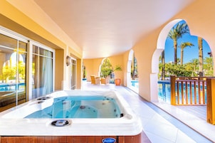 Royal Villa Sea View with Private Pool | Vista do quarto