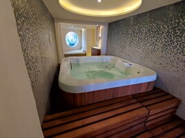 Banheira de hidromassagem interior