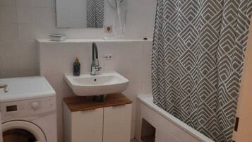 Apartamento básico | Banheiro | Chuveiro/banheira combinados, produtos de toalete grátis