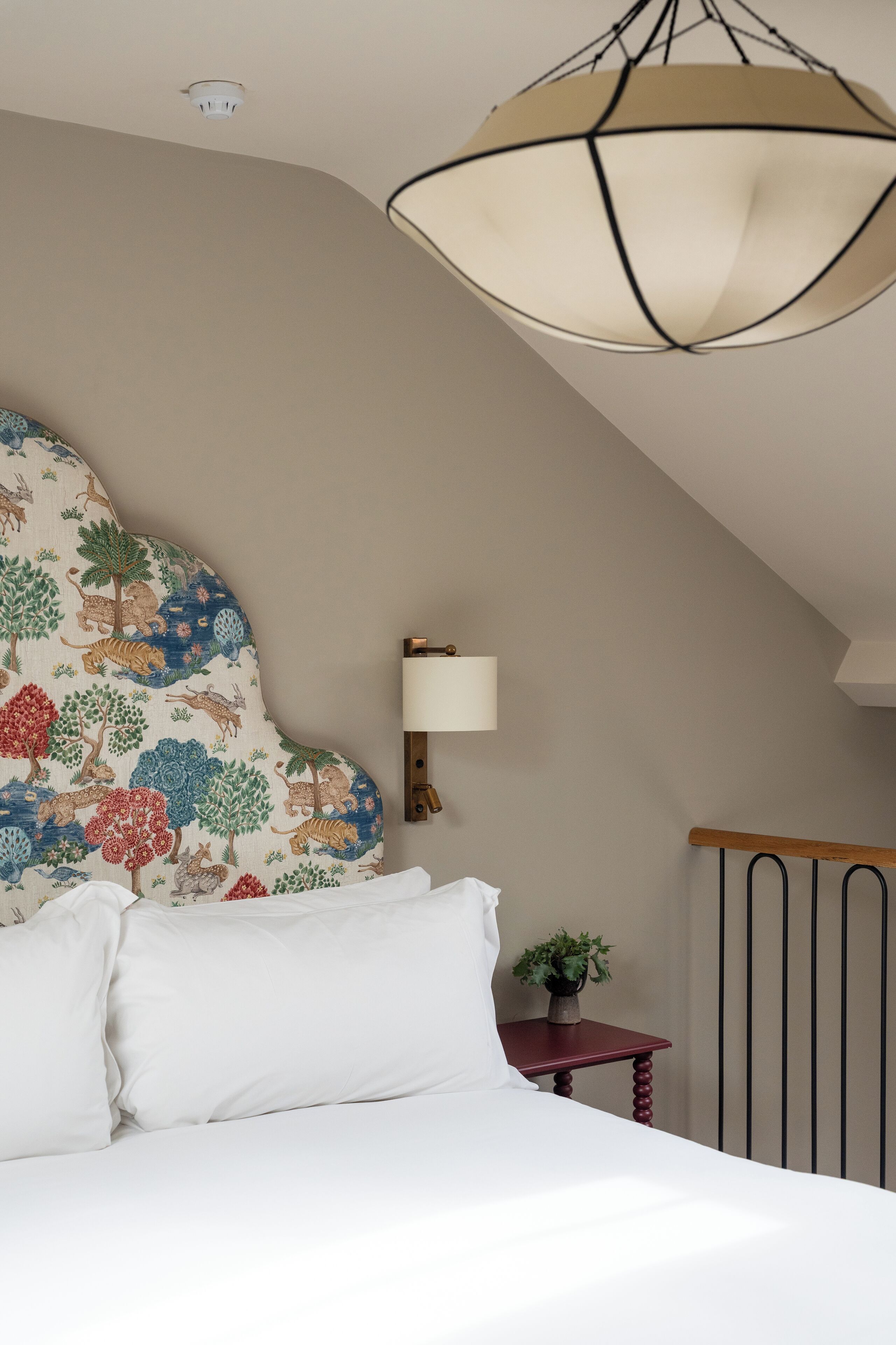 Quarto casal com design assinado | Cofres nos quartos, espaço de trabalho para notebook, cortinas blackout