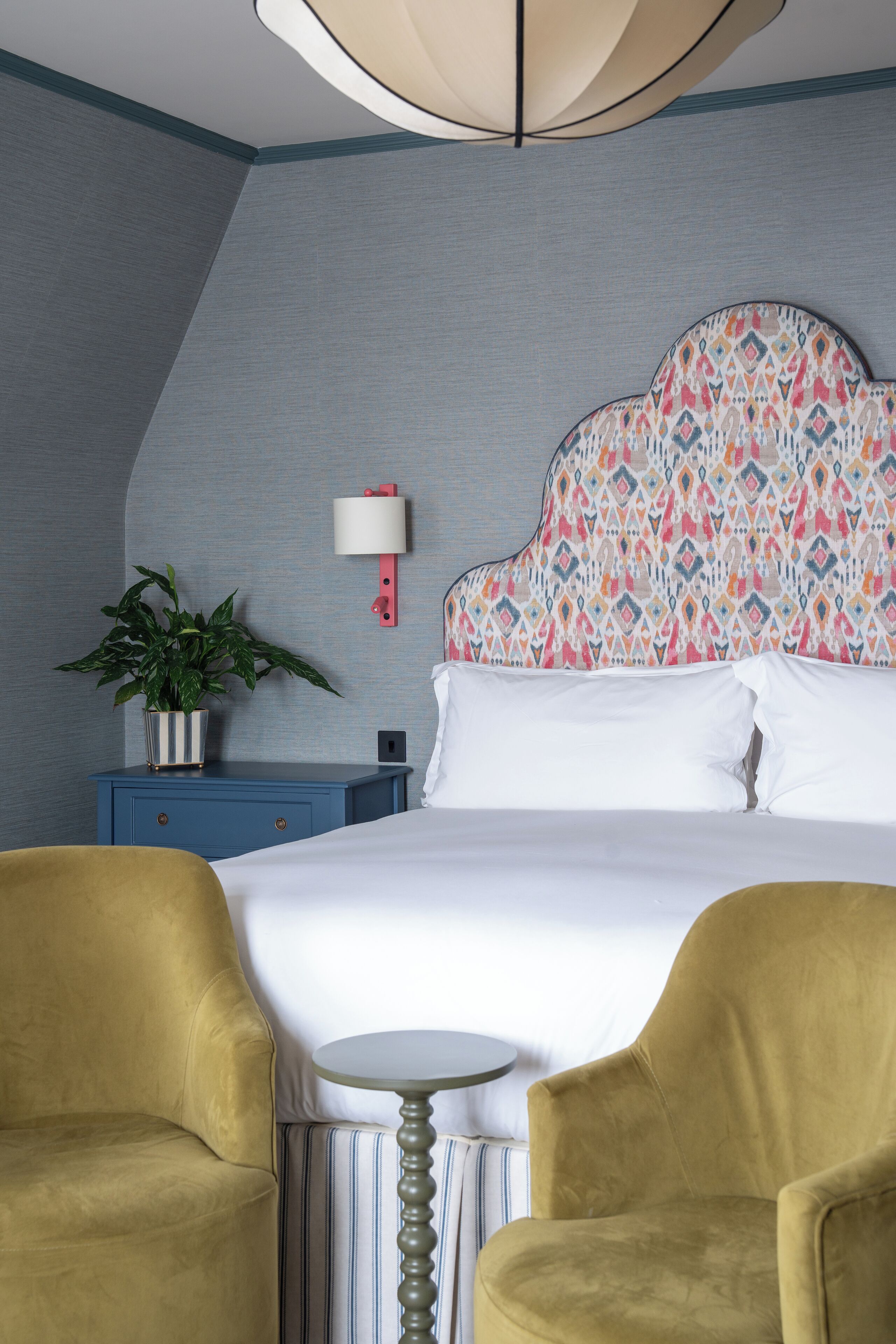 Quarto casal superluxo | Cofres nos quartos, espaço de trabalho para notebook, cortinas blackout