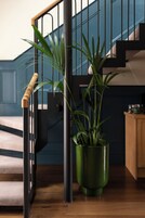 Quarto casal com design assinado | Cofres nos quartos, espaço de trabalho para notebook, cortinas blackout