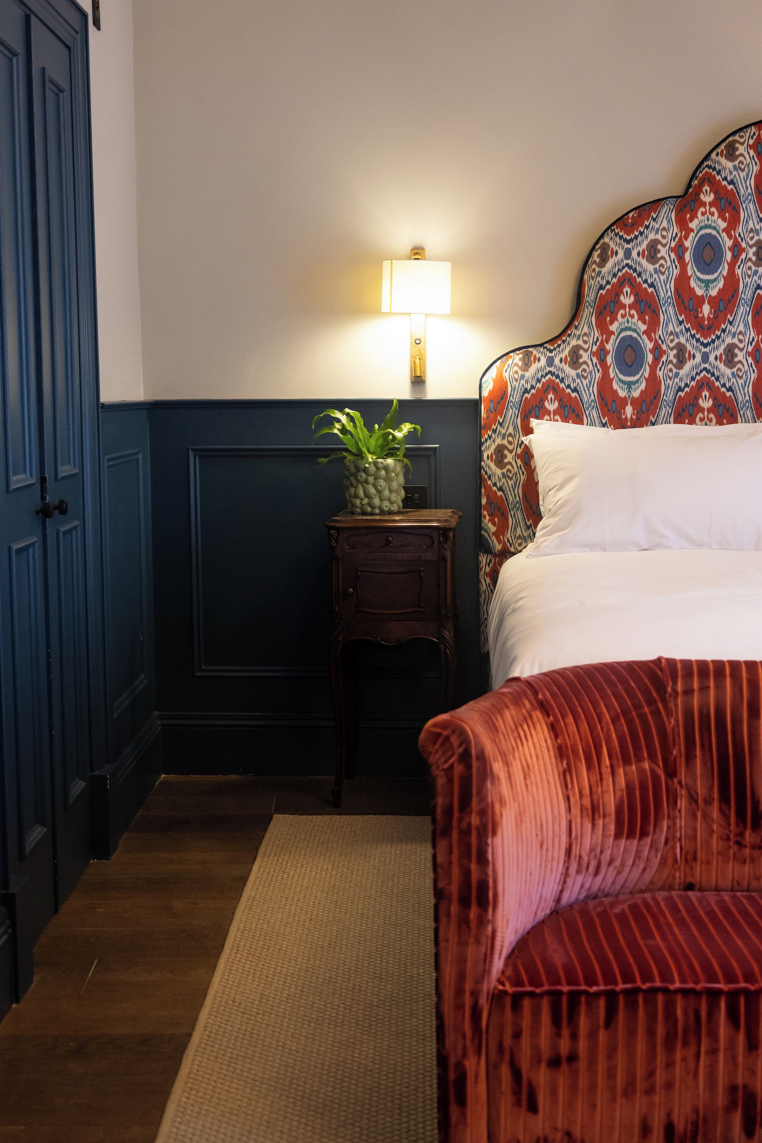 Quarto casal superior | Cofres nos quartos, espaço de trabalho para notebook, cortinas blackout