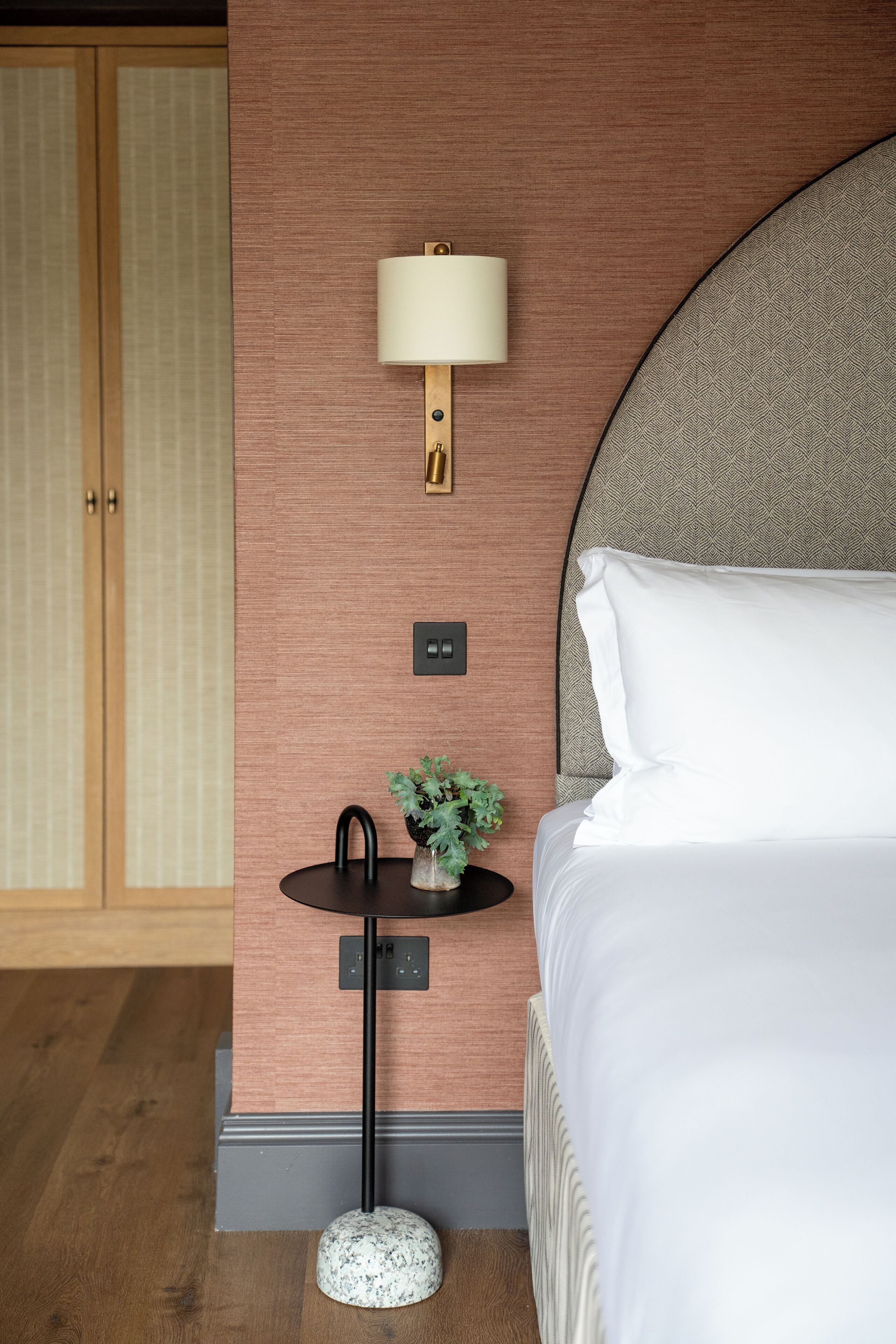 Quarto casal luxo | Cofres nos quartos, espaço de trabalho para notebook, cortinas blackout