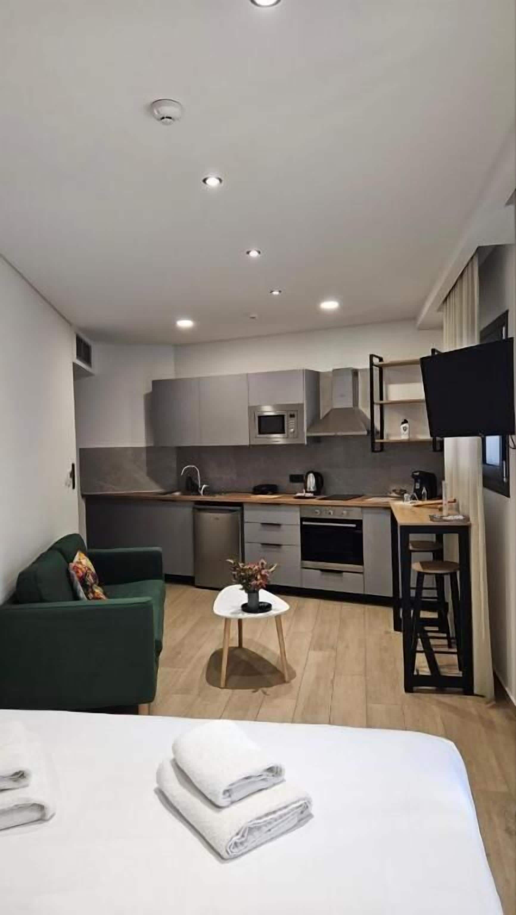 Estúdio, 1 cama queen-size, varanda | Quartos insonorizados, ferro/tábua de engomar, Wi-fi grátis 