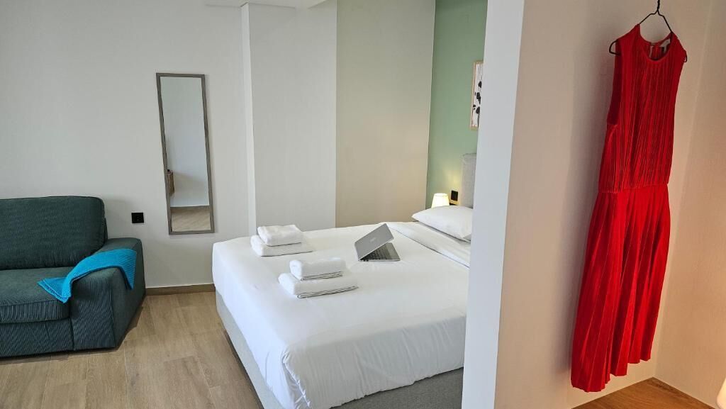 Estúdio, 1 cama queen-size e sofá-cama, varanda | Quartos insonorizados, ferro/tábua de engomar, Wi-fi grátis 