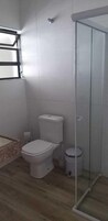 Um polibã, toalhas fornecidas, sabão, champô 