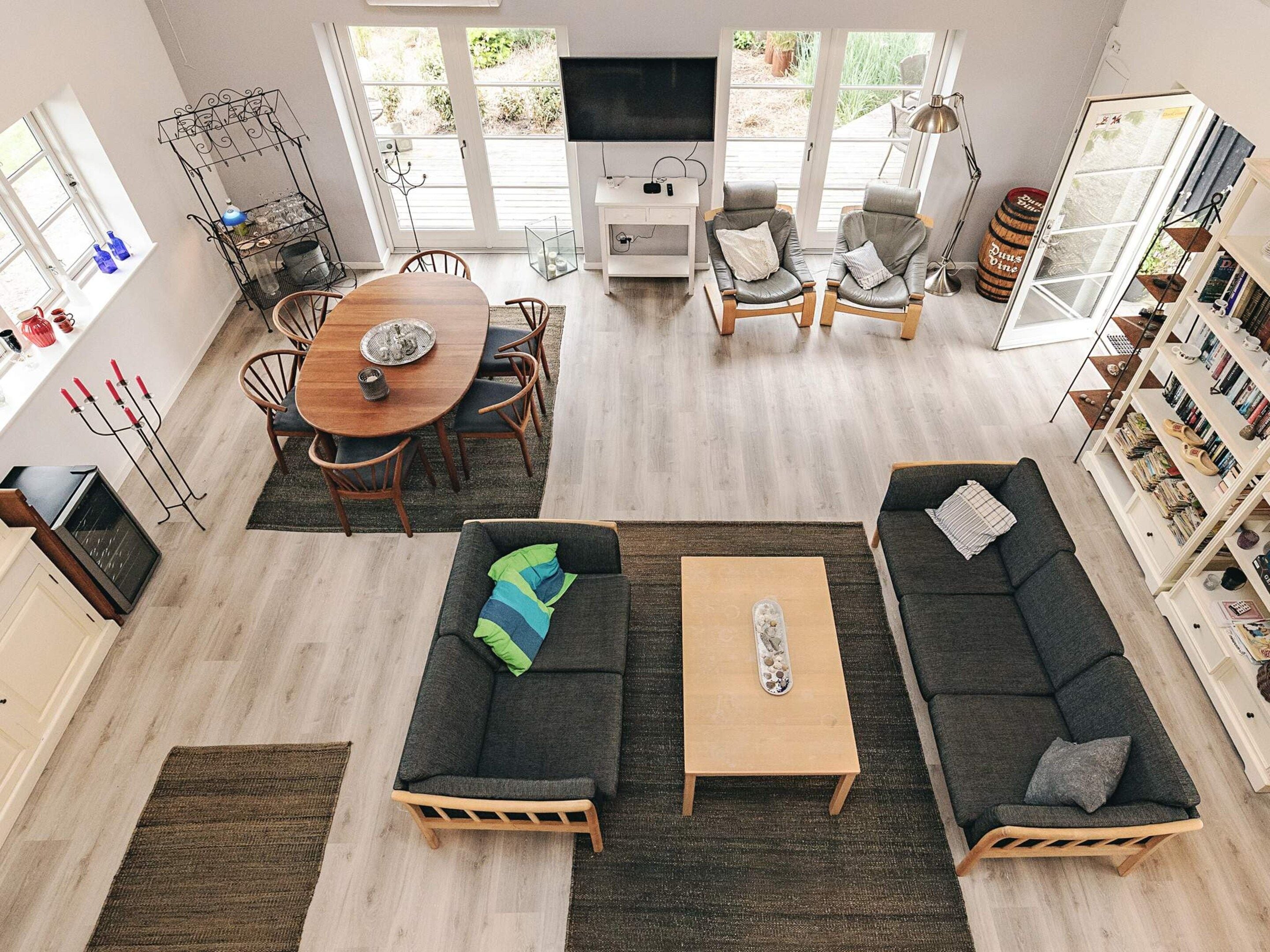 Uma sala de estar moderna com sofá, mesa de centro e televisão.