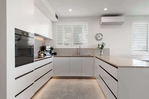 Belle de Jour: 2 bed, AC, Short walk to Hastings Reviews, Deals ...