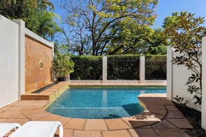 Belle de Jour: 2 bed, AC, Short walk to Hastings Reviews, Deals ...