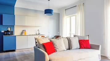 Apartamento, 1 quarto, varanda | Sala de estar | Televisor de 30 polegadas com canais via satélite