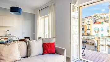 Apartamento, 1 quarto, sacada | Área de estar | TV 30 polegadas com canais via satélite