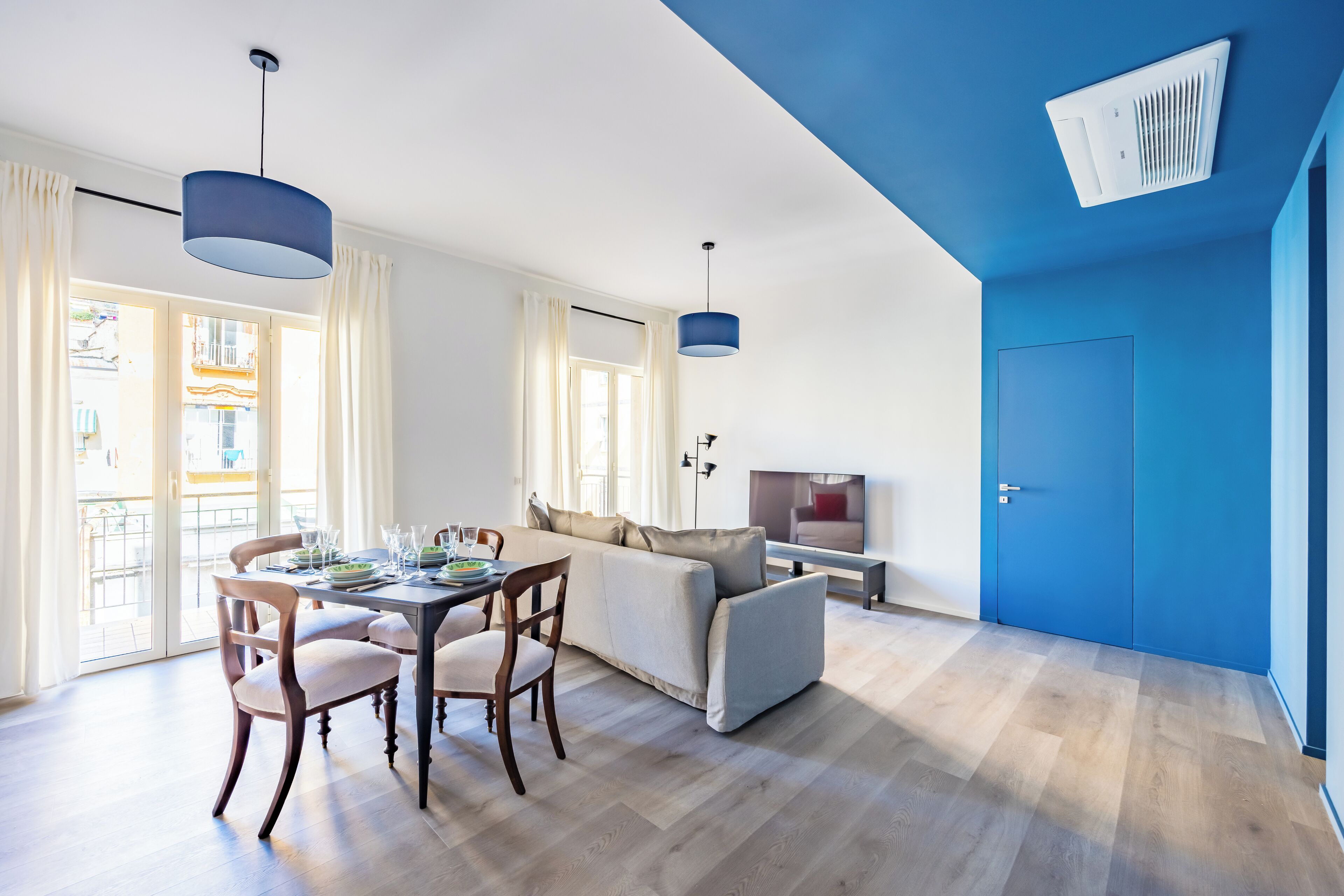 Apartamento, 1 quarto, sacada | Área de estar | TV 30 polegadas com canais via satélite