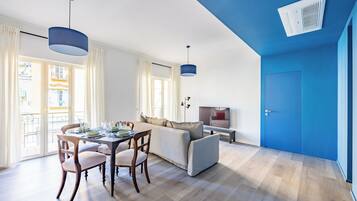 Apartamento, 1 quarto, sacada | Área de estar | TV 30 polegadas com canais via satélite