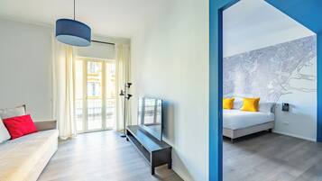 Apartamento, 1 quarto, sacada | Área de estar | TV 30 polegadas com canais via satélite