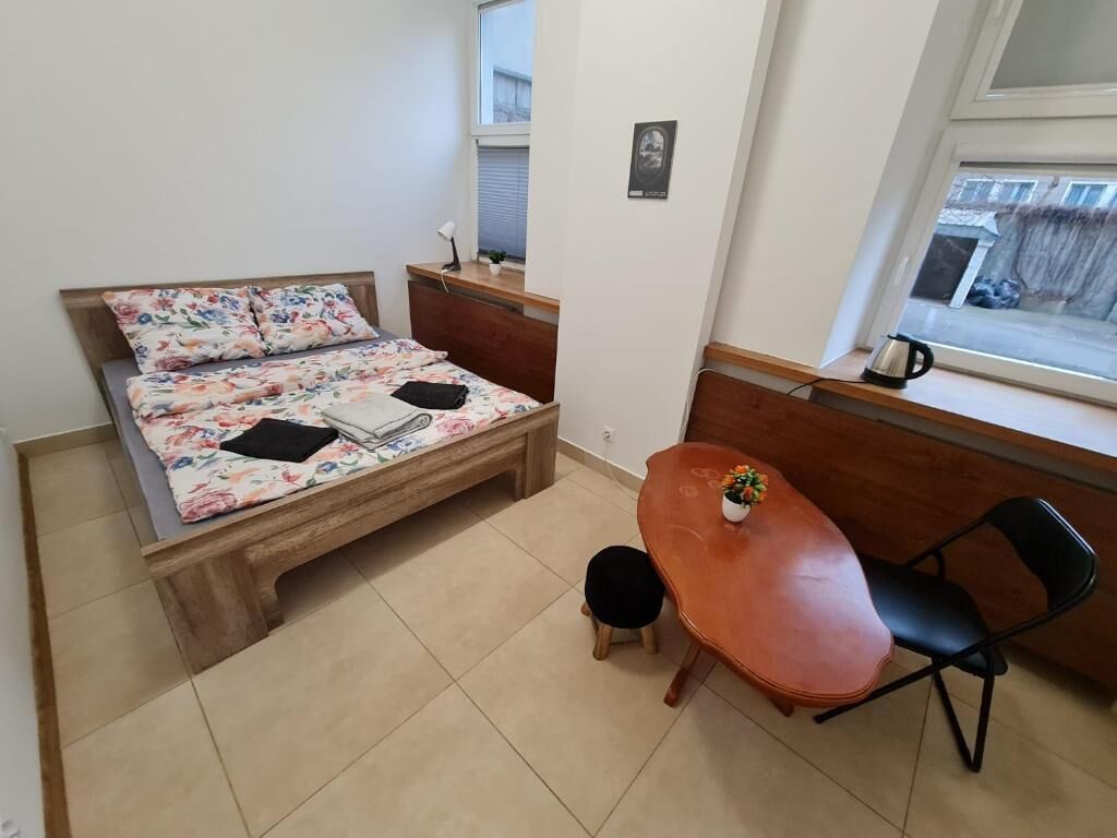 Quarto Clássico, 1 cama de casal | Secretária, secretária adequada para computadores portáteis 