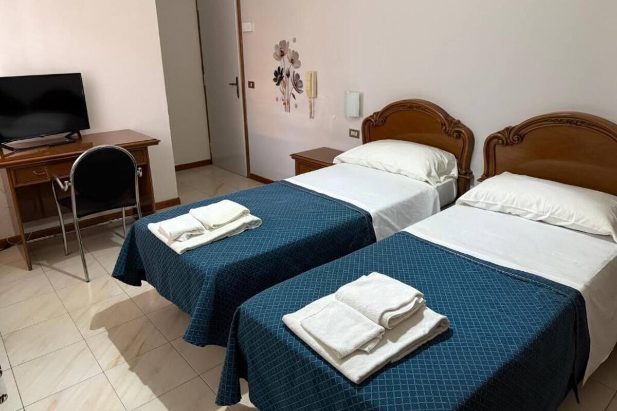 Quarto Twin Clássico, varanda, Vista para a cidade | Secretária, Wi-fi grátis 
