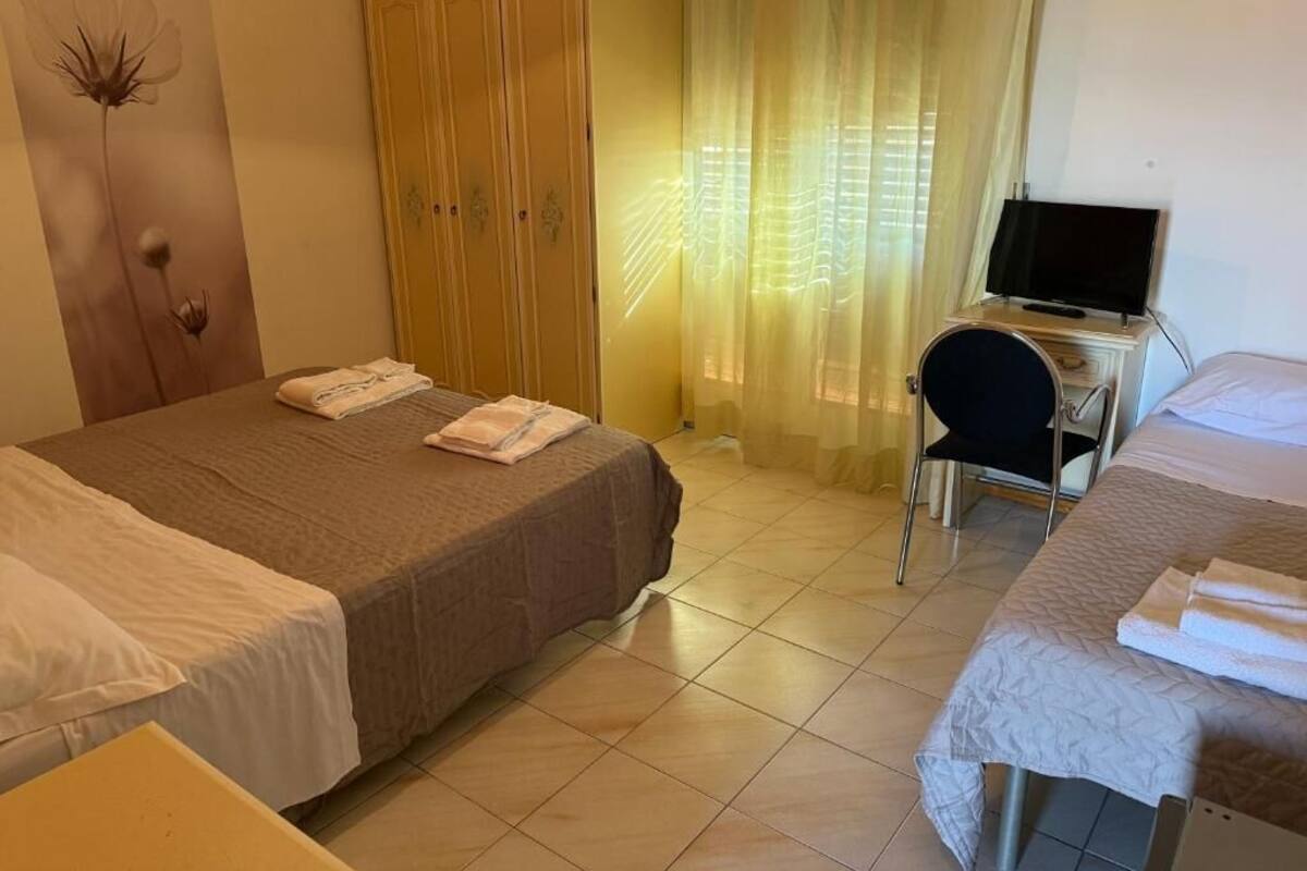 Quarto Triplo Clássico, varanda, Vista para a cidade | Secretária, Wi-fi grátis 