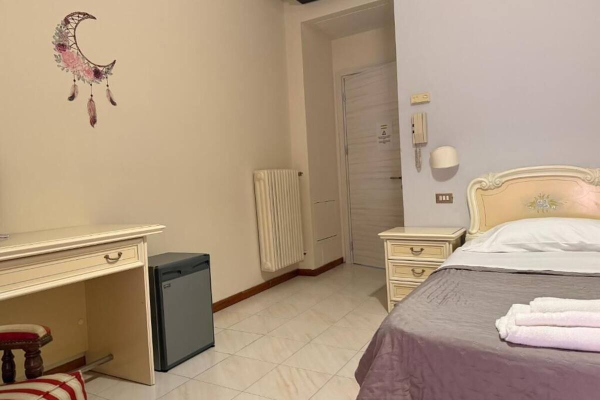 Quarto Clássico com Cama de Casal, varanda, Vista para a cidade | Secretária, Wi-fi grátis 