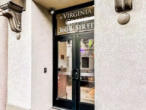 Stunning Modern Suite w/ Fully Stocked Kitchen Reviews, Deals & Photos ...