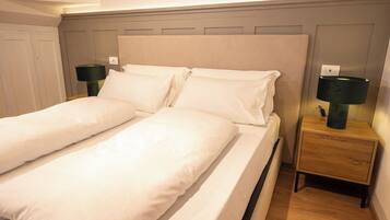 Quarto Duplo Deluxe, varanda, Vista para a cidade | Minibar, cofre com capacidade para portátil, cortinas/cortinados opacos