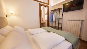 Quarto Duplo ou Twin Económico | Minibar, cofre com capacidade para portátil, cortinas/cortinados opacos