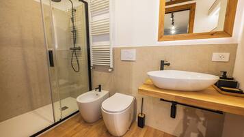 Quarto Duplo Deluxe, varanda, Vista para a cidade | Casa de banho | Chinelos