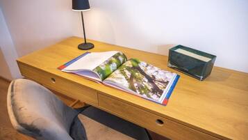 Quarto Duplo Deluxe, varanda, Vista para a cidade | Minibar, cofre com capacidade para portátil, cortinas/cortinados opacos