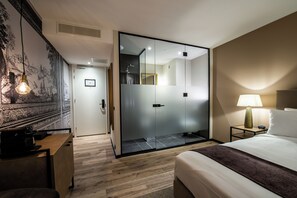 Quarto casal club, no pátio | Cofres nos quartos, cortinas blackout, quartos à prova de som