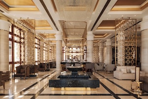 8 bares/lounges, um bar de praia 
