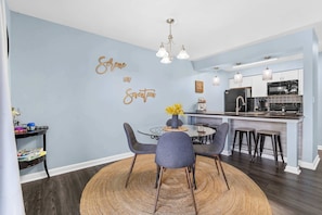 Apartamento em Condomínio Fechado, 1 cama king-size e sofá-cama, varanda (Serene on Seventeen) | Restaurantes