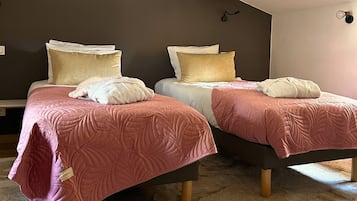 Quarto família, vista para o jardim | Cortinas blackout, Wi-Fi de cortesia